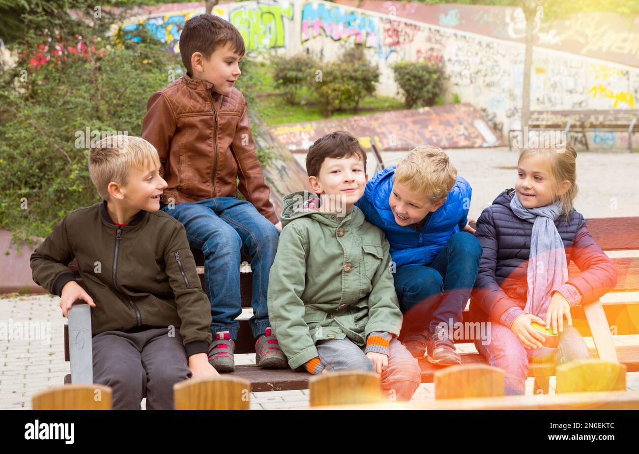 Happy kids talking Stock Photo - Alamy