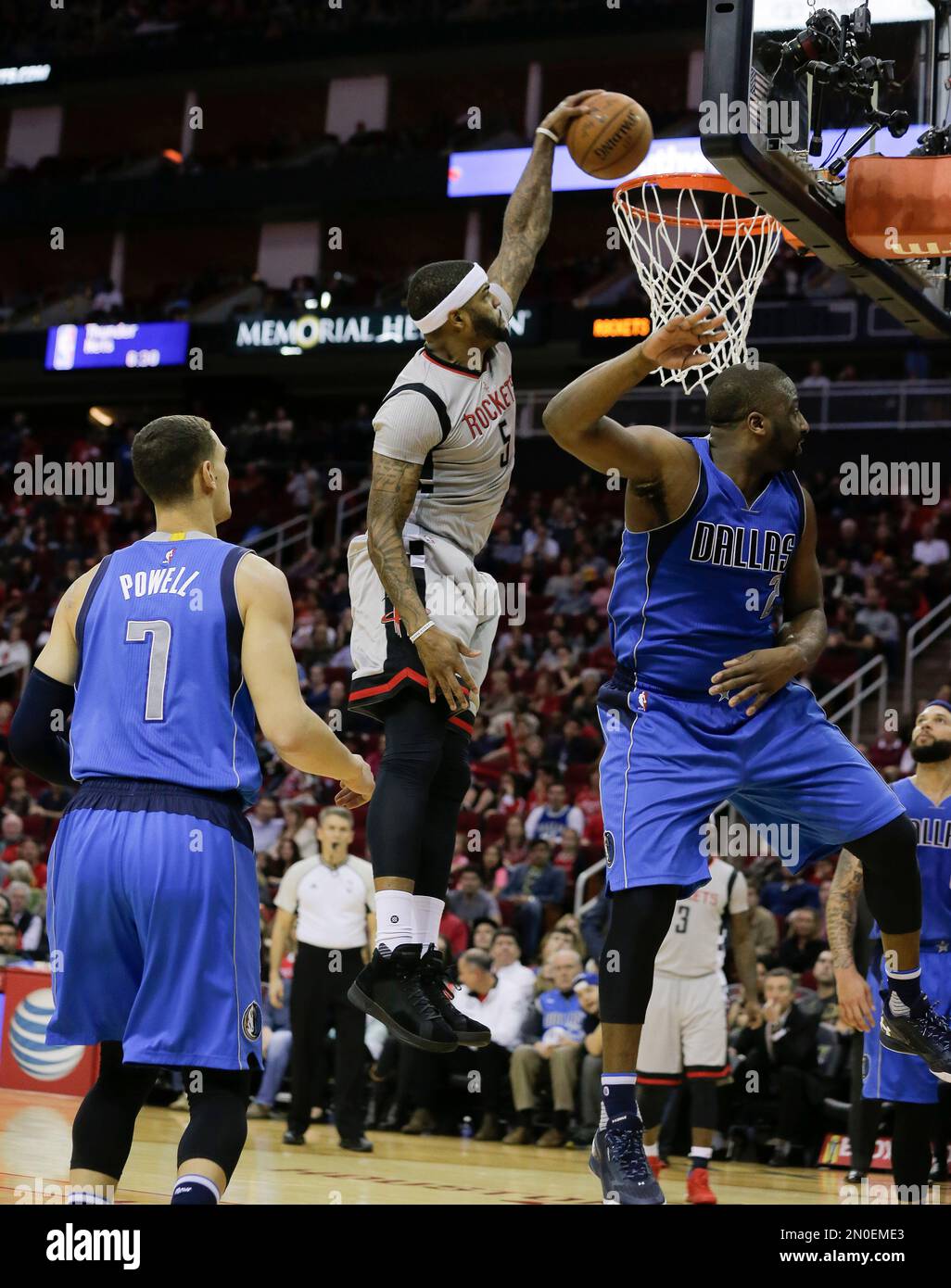 Houston Rockets center Josh Smith (5) dunks on Dallas Mavericks guard ...