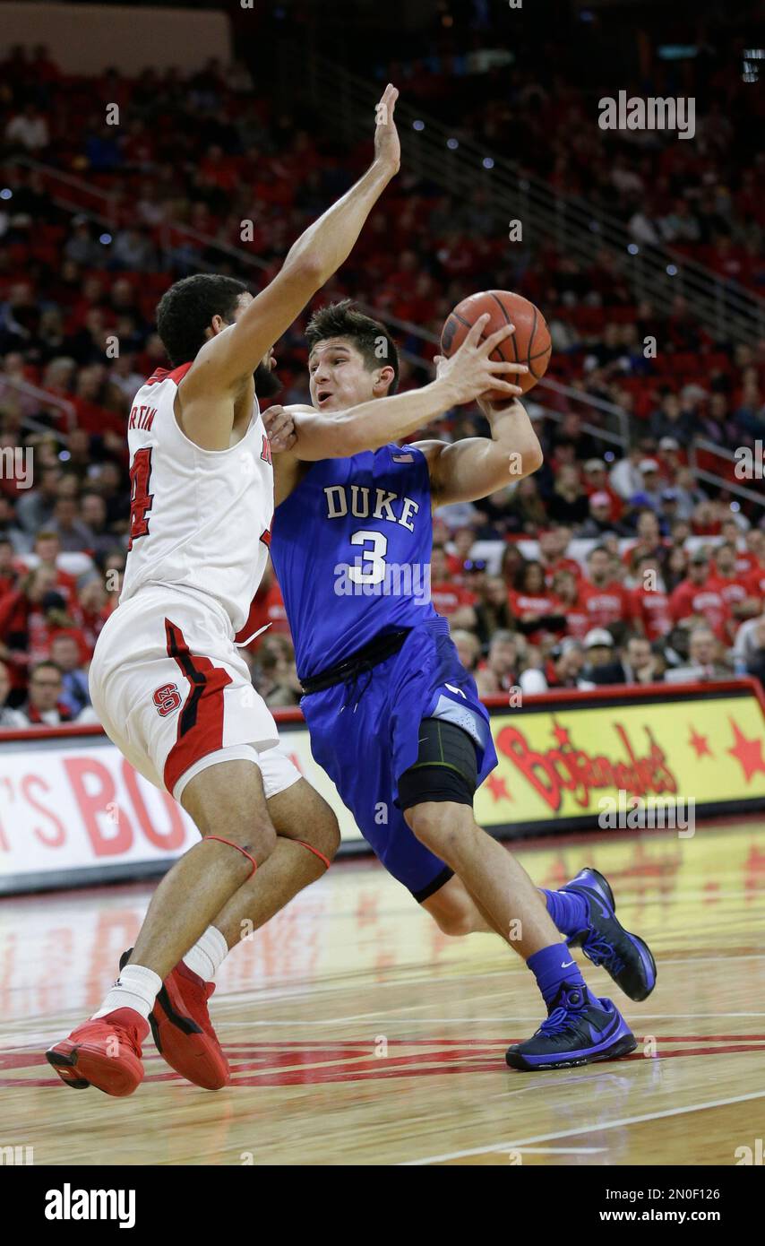 Duke's Grayson Allen (3) drives to the basket around North Carolina ...