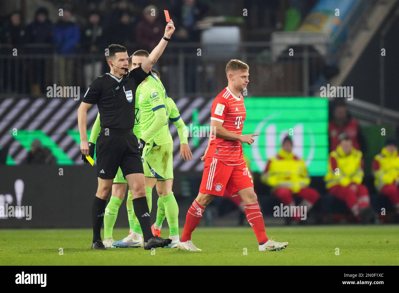 Referee Harm Osmers sends off Bayern's Joshua Kimmich with a red card ...