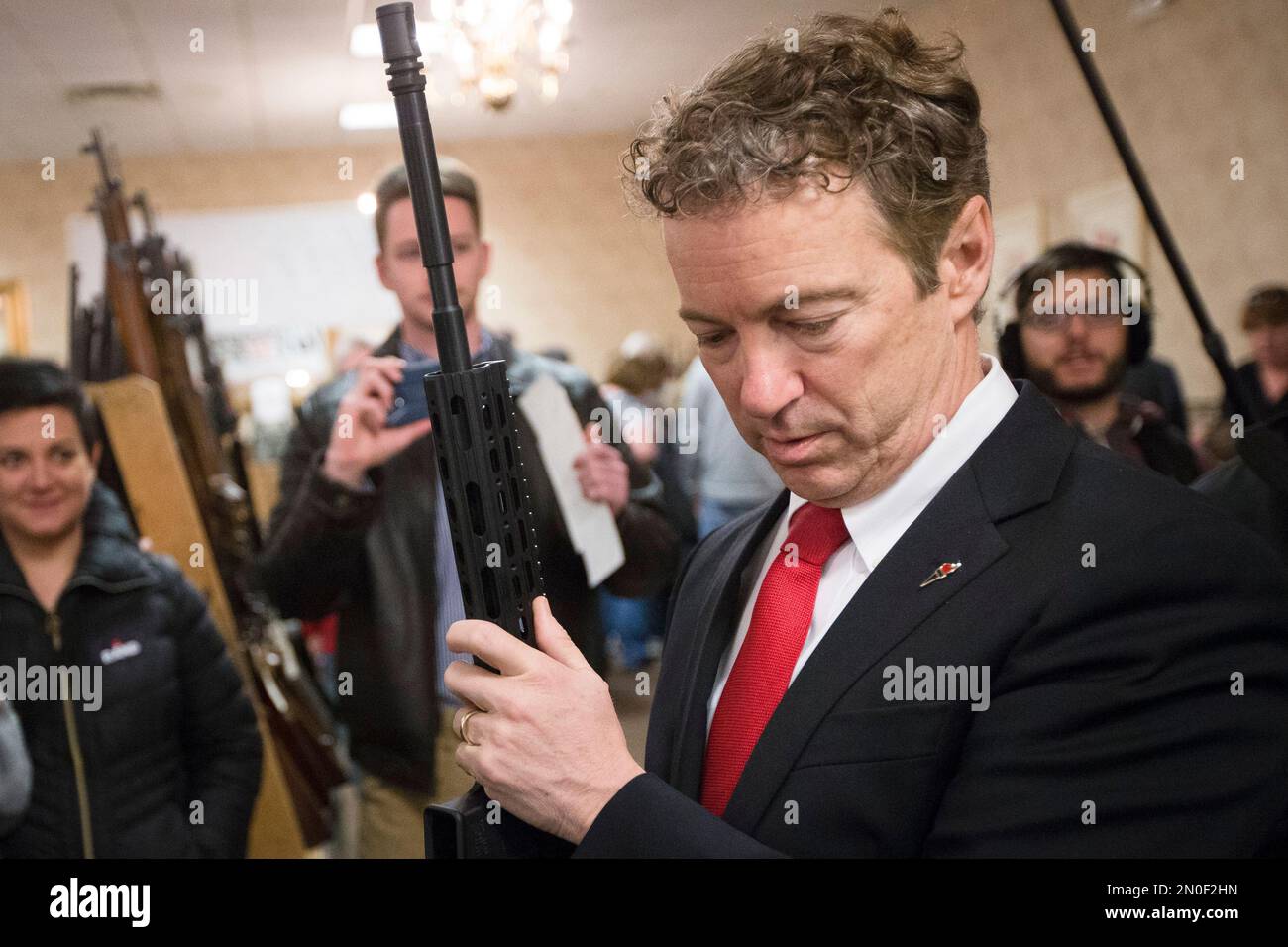 Republican presidential candidate, Sen. Rand Paul, R-Ky., handles a ...