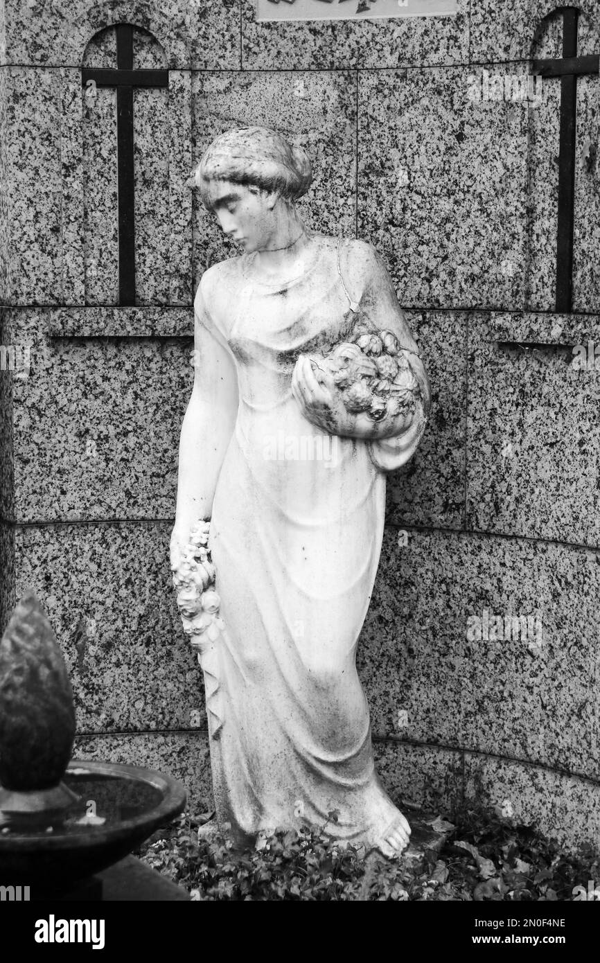 Old misery statue hi-res stock photography and images - Alamy