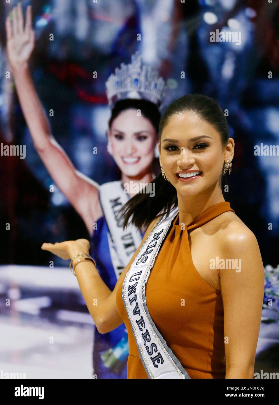 Newly crowned Miss Universe Pia Alonzo Wurtzbach poses before her ...