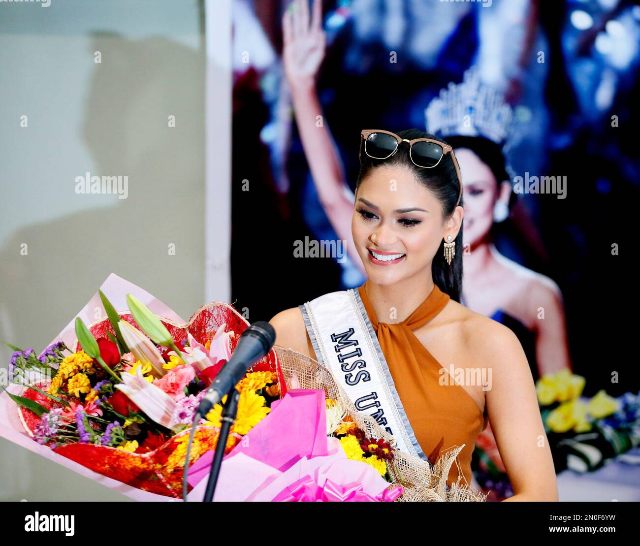 Newly crowned Miss Universe Pia Alonzo Wurtzbach holds a bouquet of ...