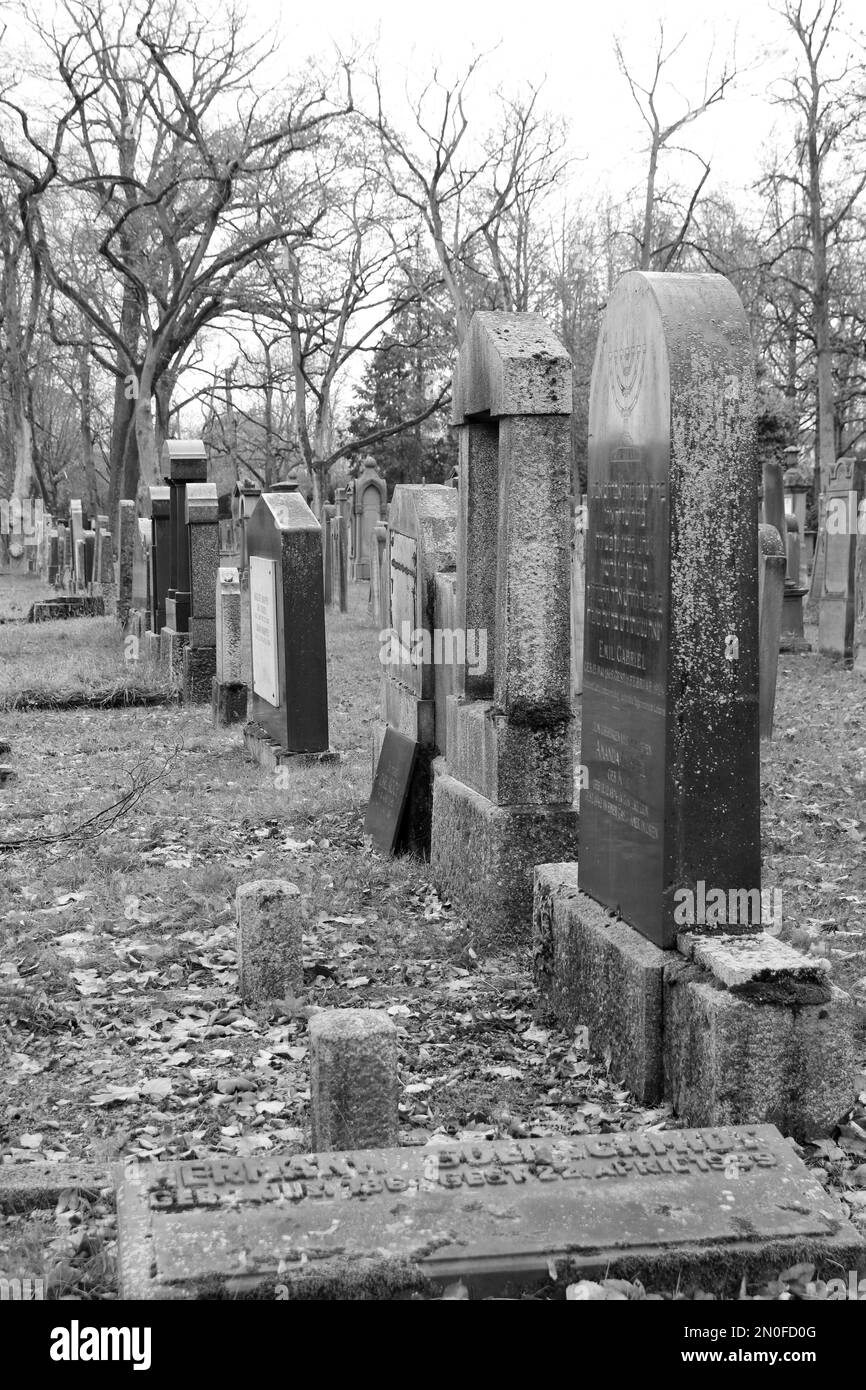 Old misery statue hi-res stock photography and images - Alamy