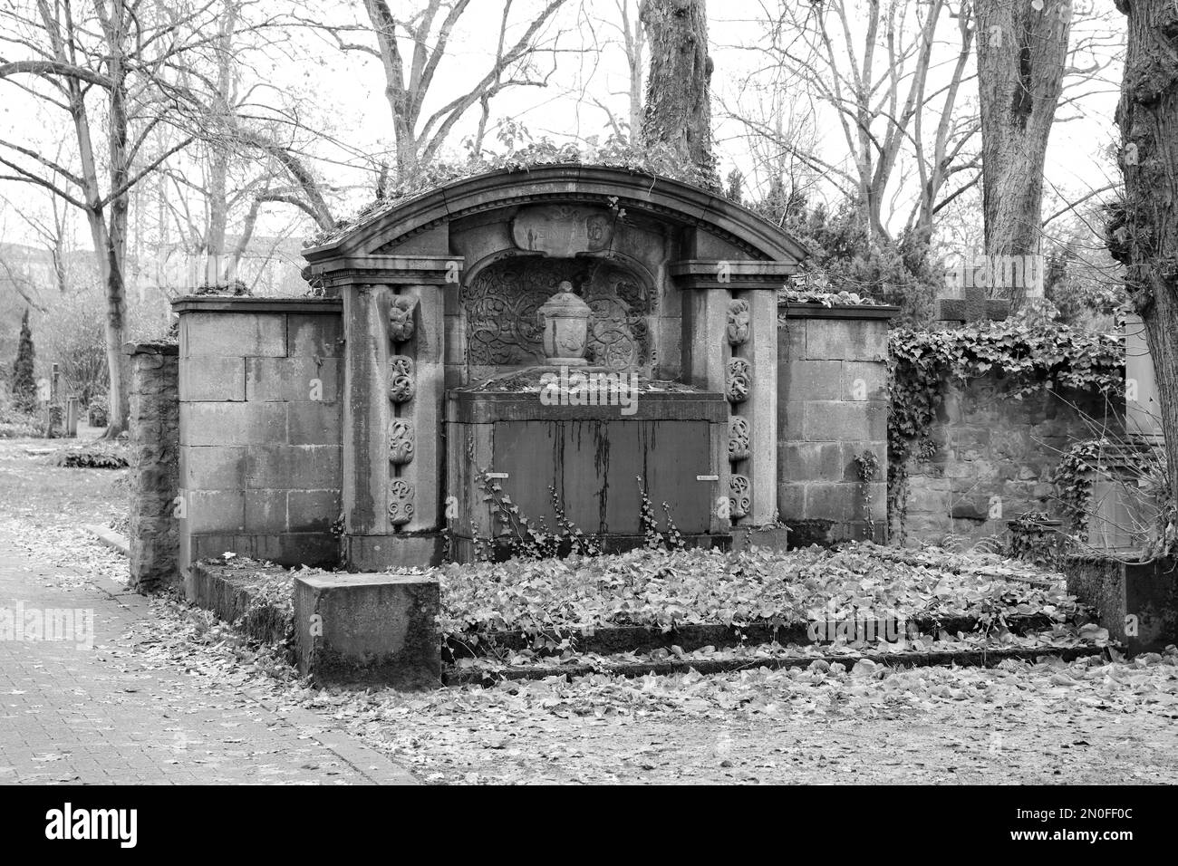 Kreuz friedhof friedhof Black and White Stock Photos & Images - Alamy