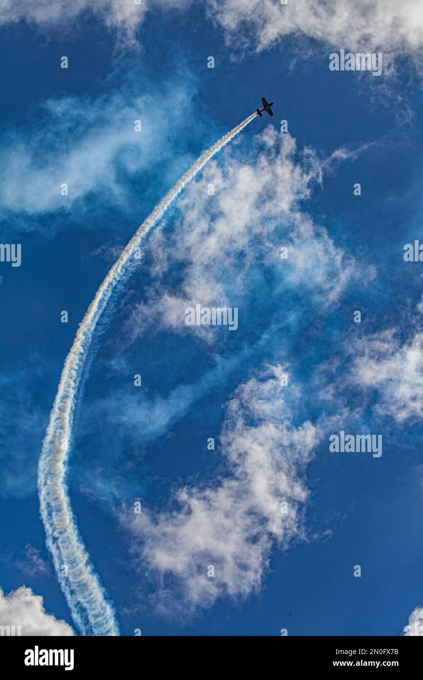 Sports plane performing an acrobatic stunt Stock Photo - Alamy