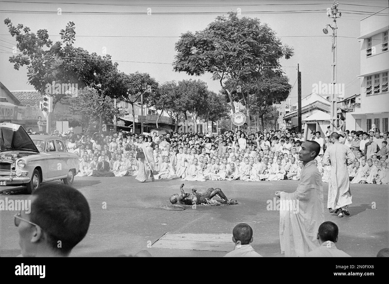 EDS NOTE: GRAPHIC CONTENT - A crowd in a main intersection of Saigon ...