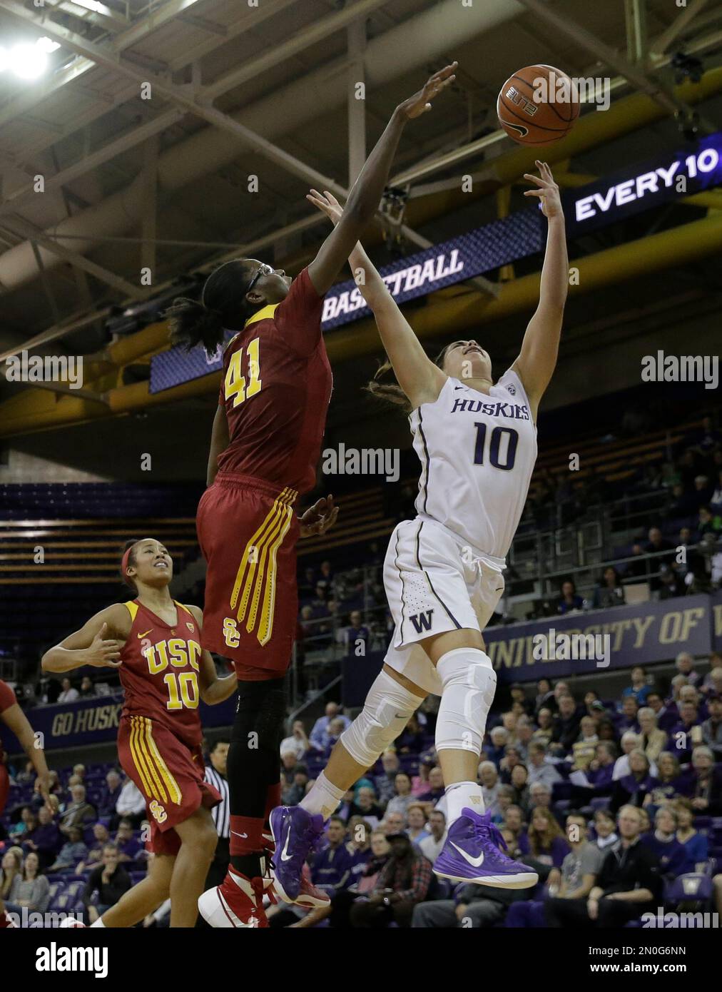 Washington's Kelsey Plum (10) shoots against Southern California's Temi ...