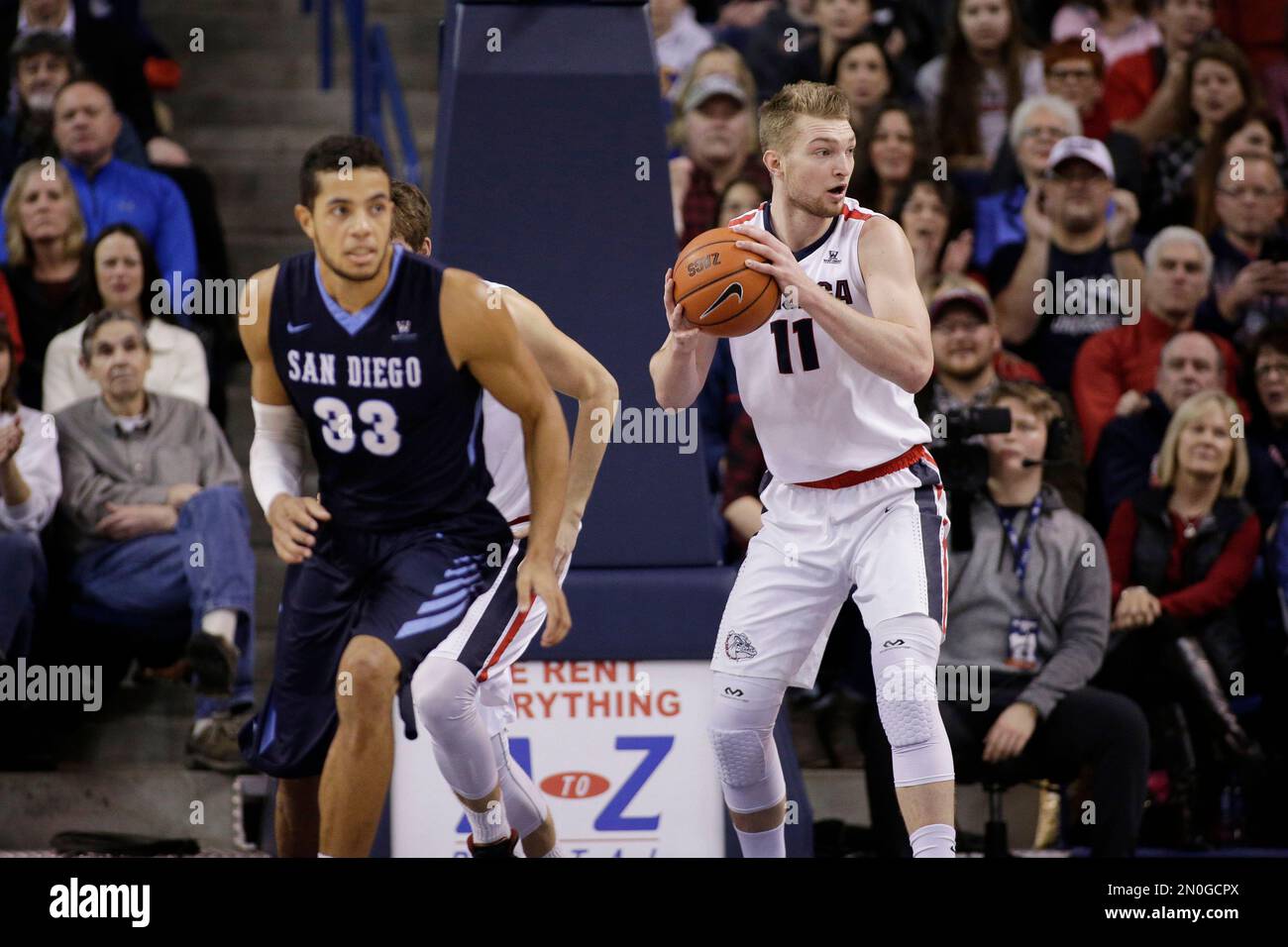 Gonzaga's Domantas Sabonis (11) looks to pass during the first half of an NCAA college ...