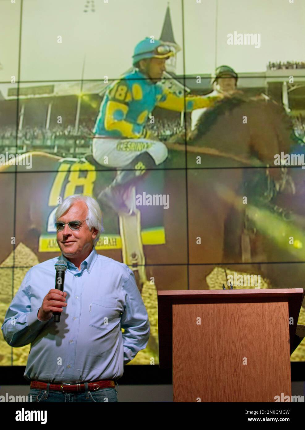 American Pharoah trainer Bob Baffert, lower left, speaks after ...