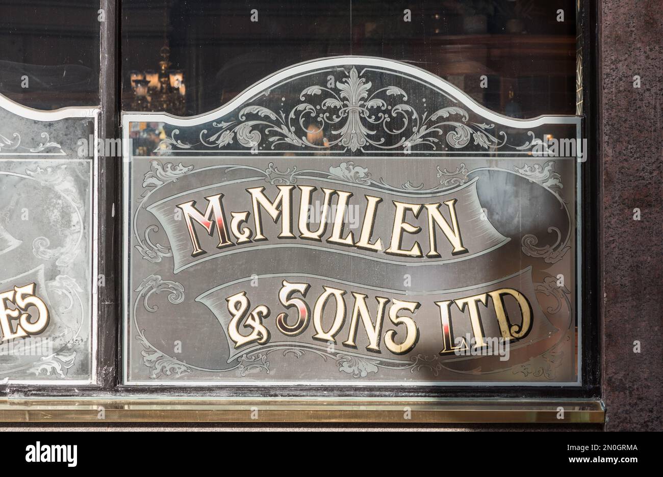 Pub glass window hi-res stock photography and images - Alamy