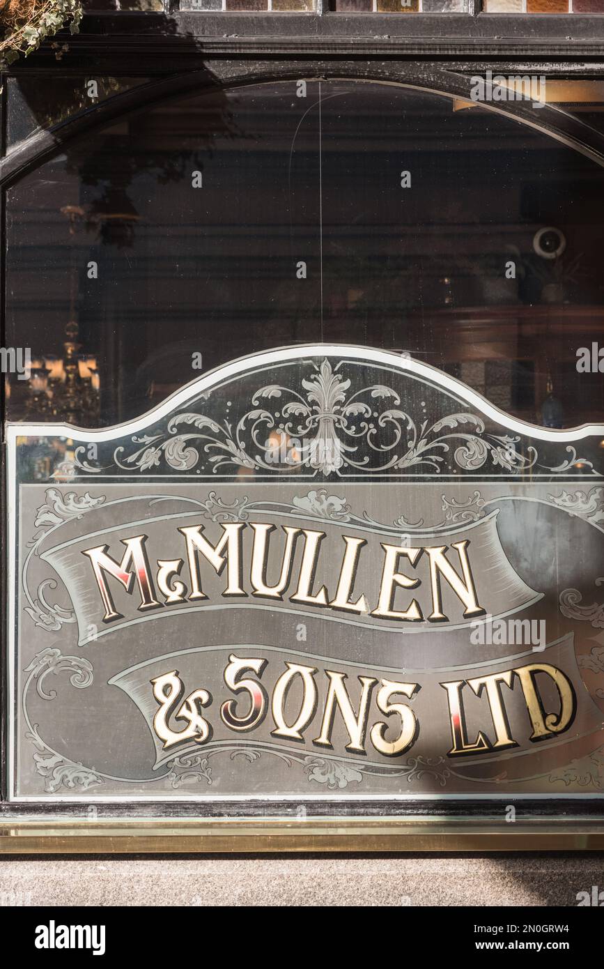 Pub glass window hi-res stock photography and images - Alamy