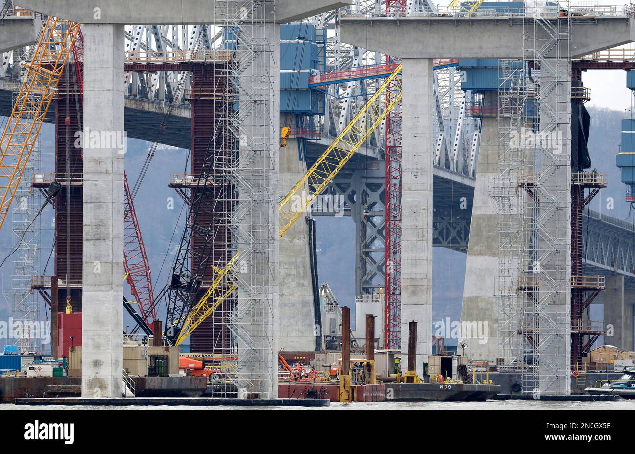 Construction continues on the Tappan Zee Bridge as seen from Tarrytown ...