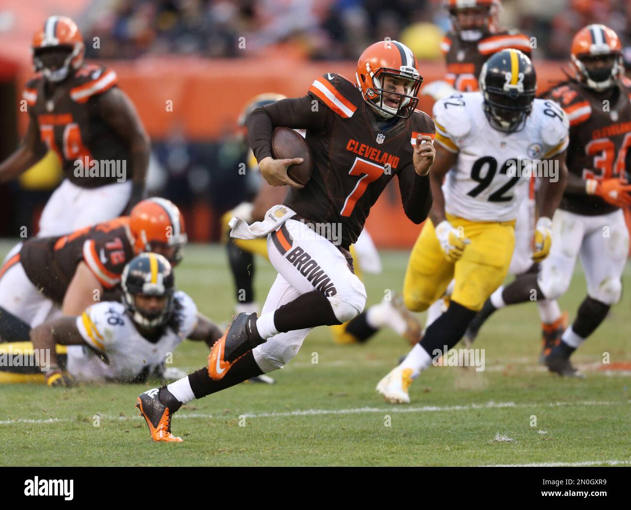 Cleveland Browns quarterback Austin Davis (7) against the Pittsburgh ...