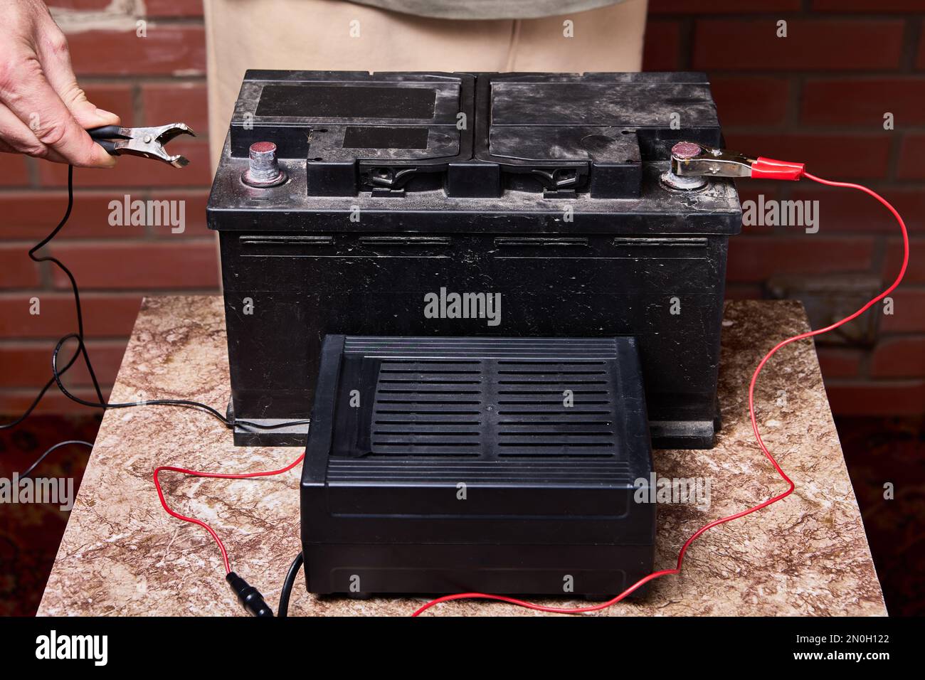 Battery alligator clamp hi-res stock photography and images - Alamy