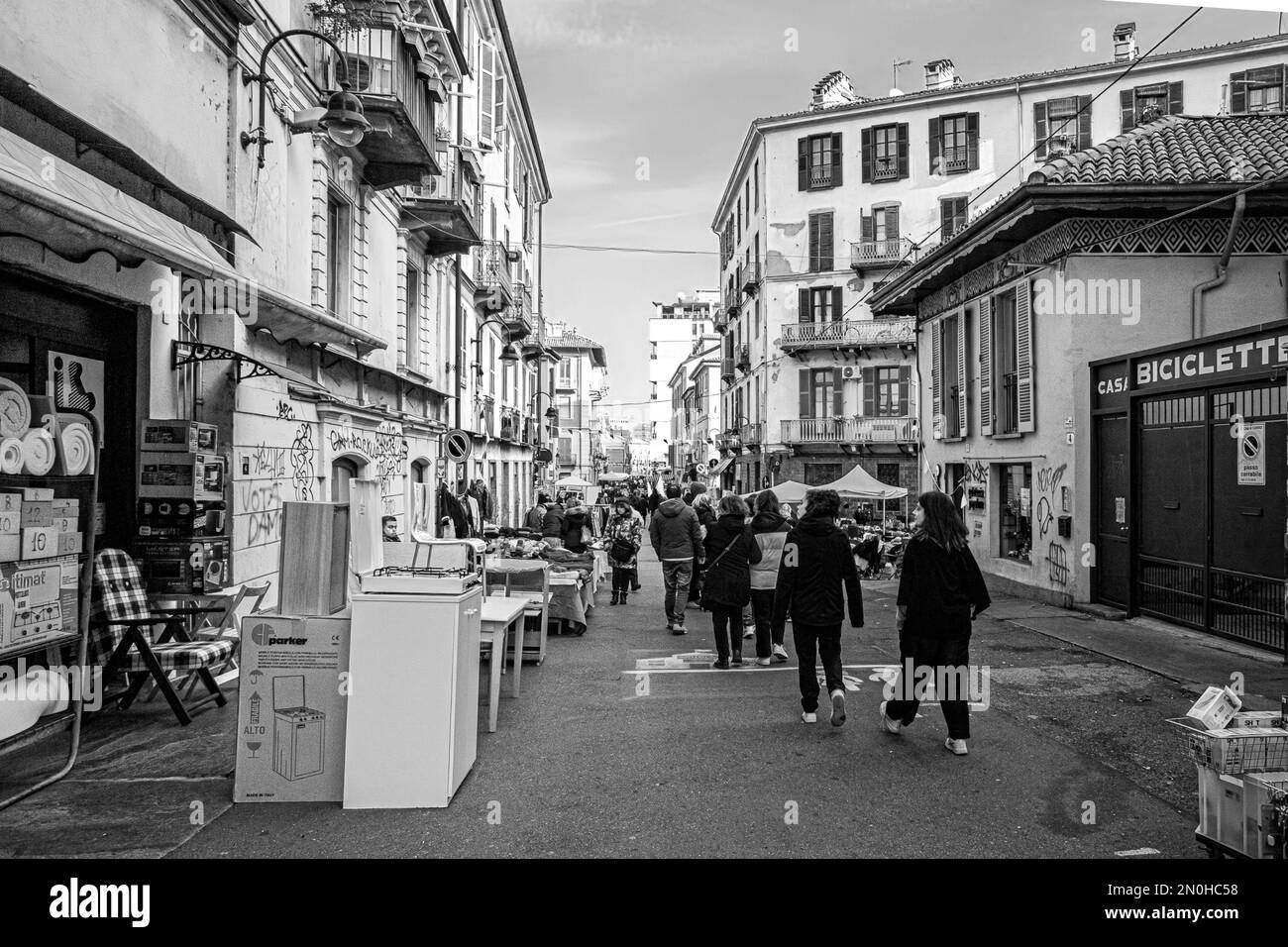 Antiquariato antiquariato antiquariato Black and White Stock Photos ...
