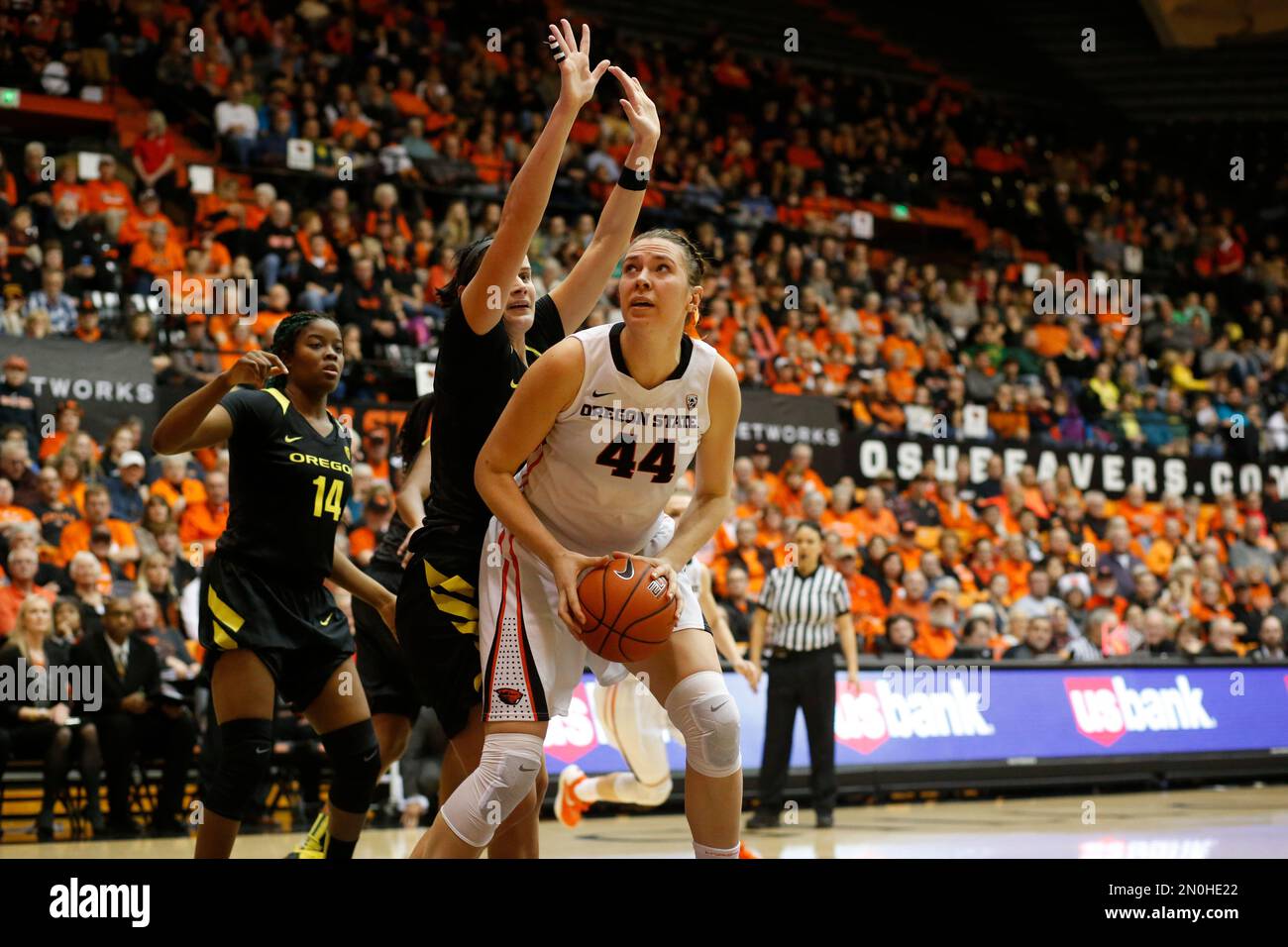 Oregon State's Ruth Hamblin (44), Jacinta Vandenberg, center, and ...