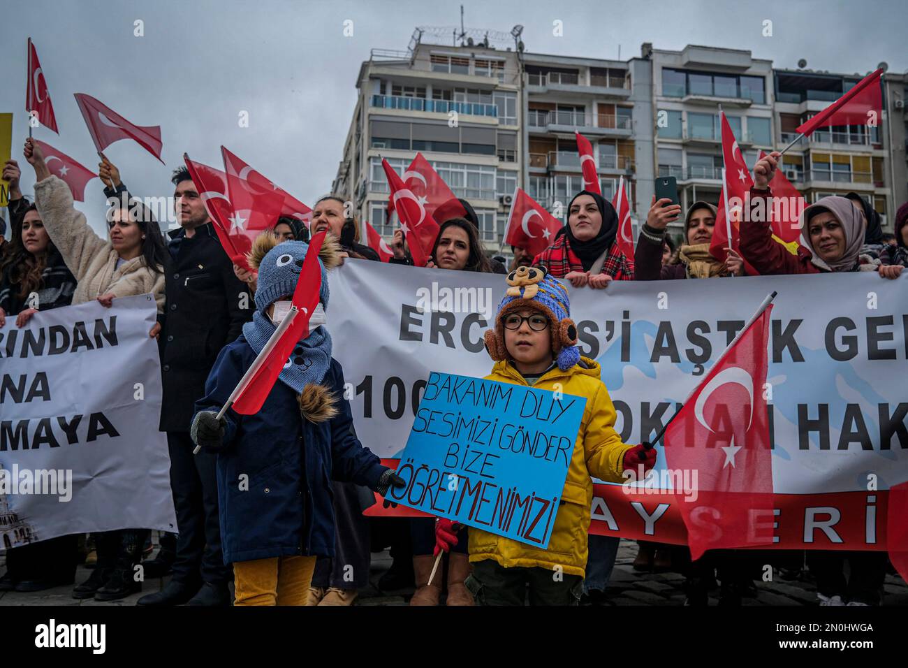 Izmir, Turkey. 05th Feb, 2023. Kids hold a Turkish flag and a placard ...