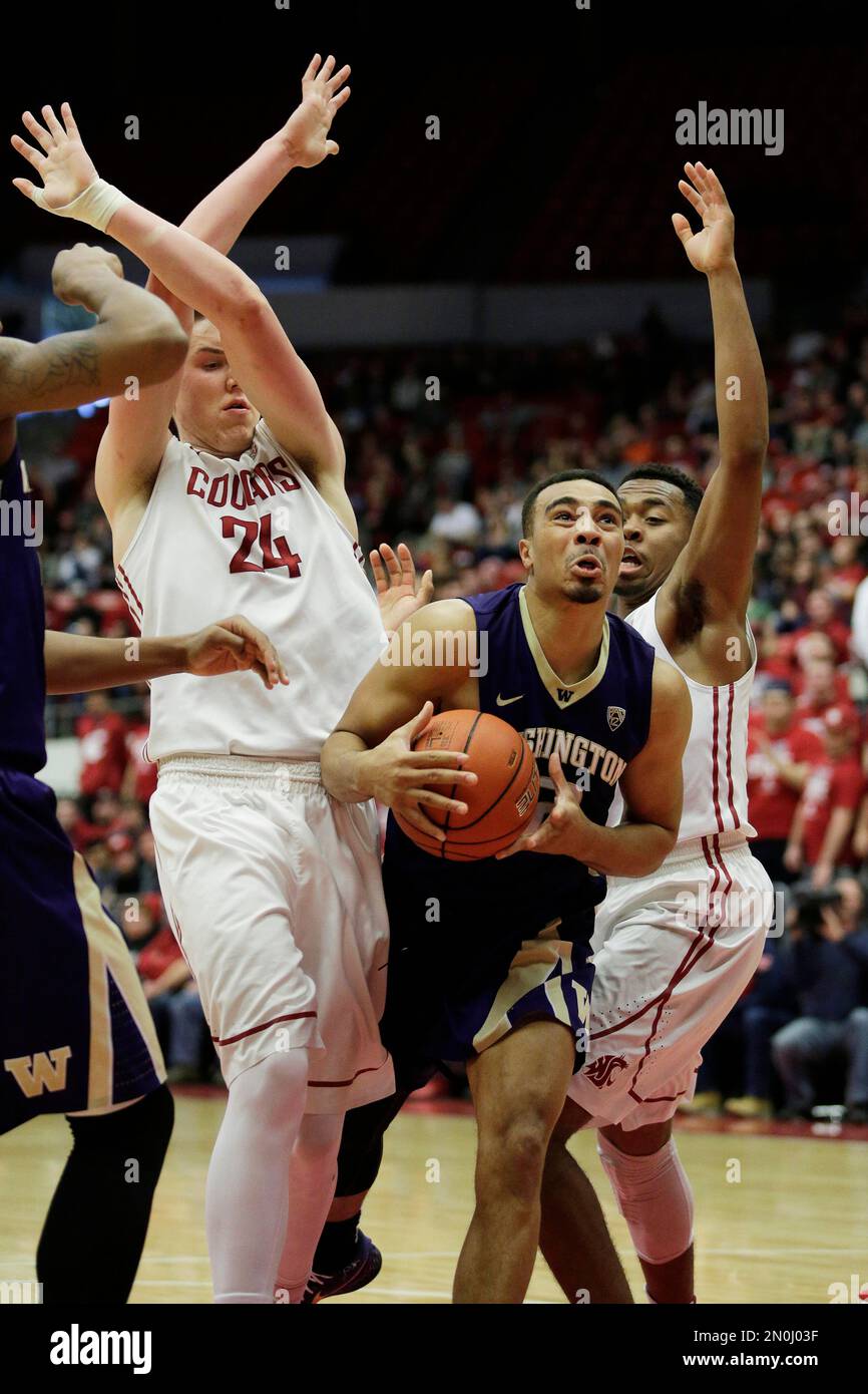 Washington's Andrew Andrews, center, drives between Washington State's ...
