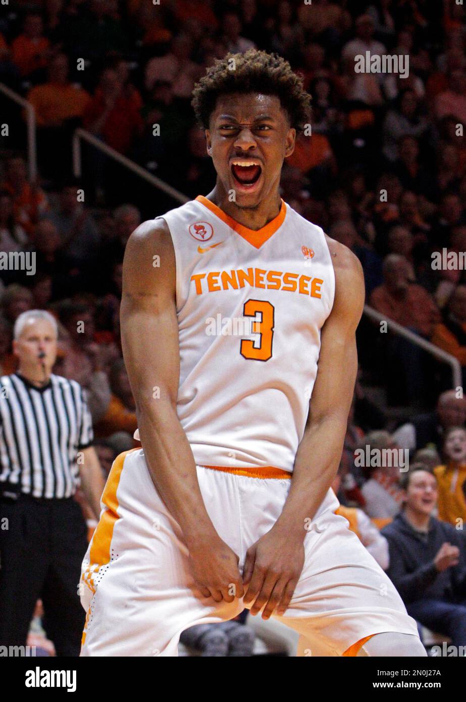 Tennessee guard Robert Hubbs III (3) reacts to a shot during the first ...