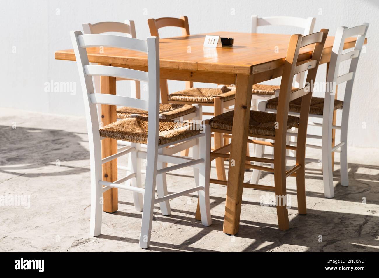 Restaurant table and chairs hi-res stock photography and images - Alamy