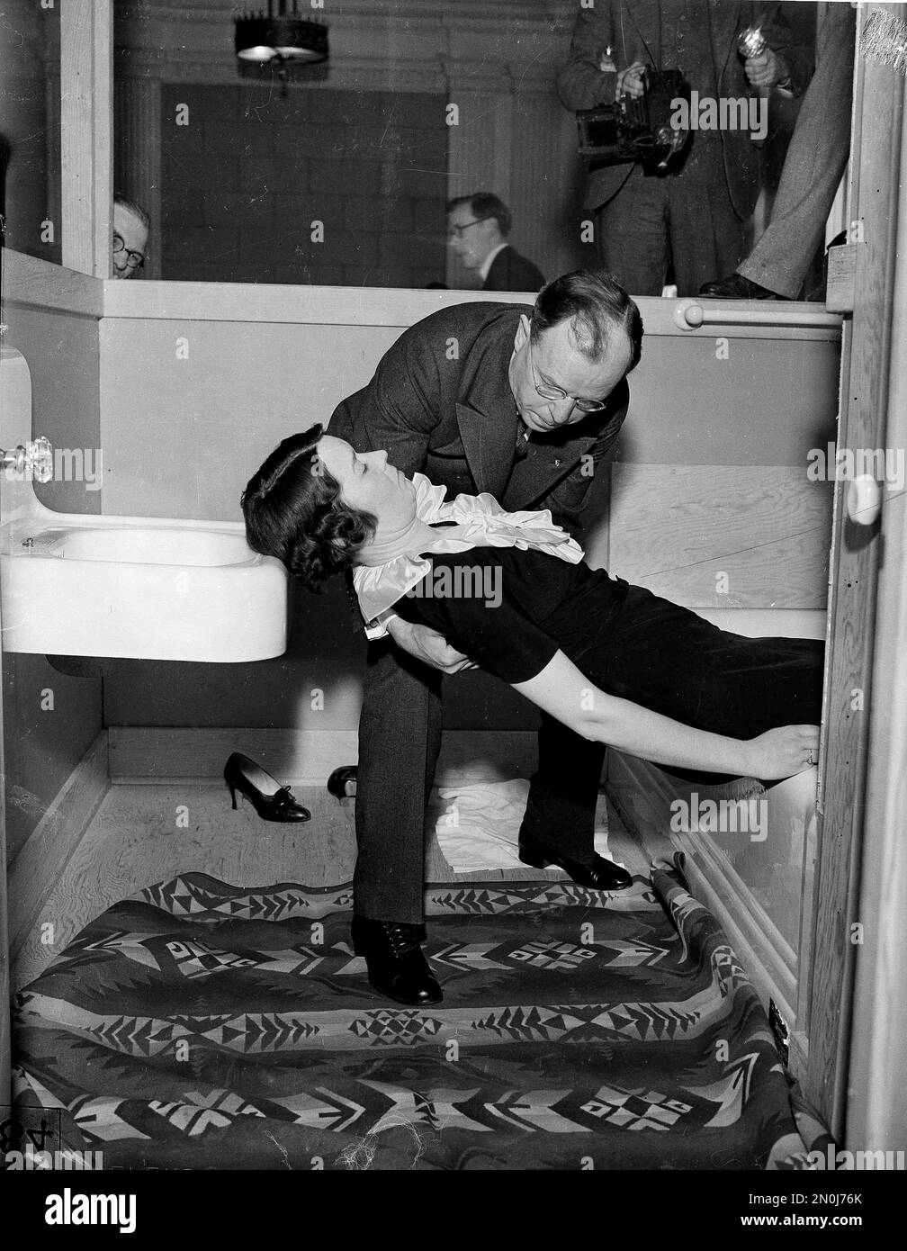 The death scene of Allene Thorpe Lamson is re-enacted in the courtroom ...