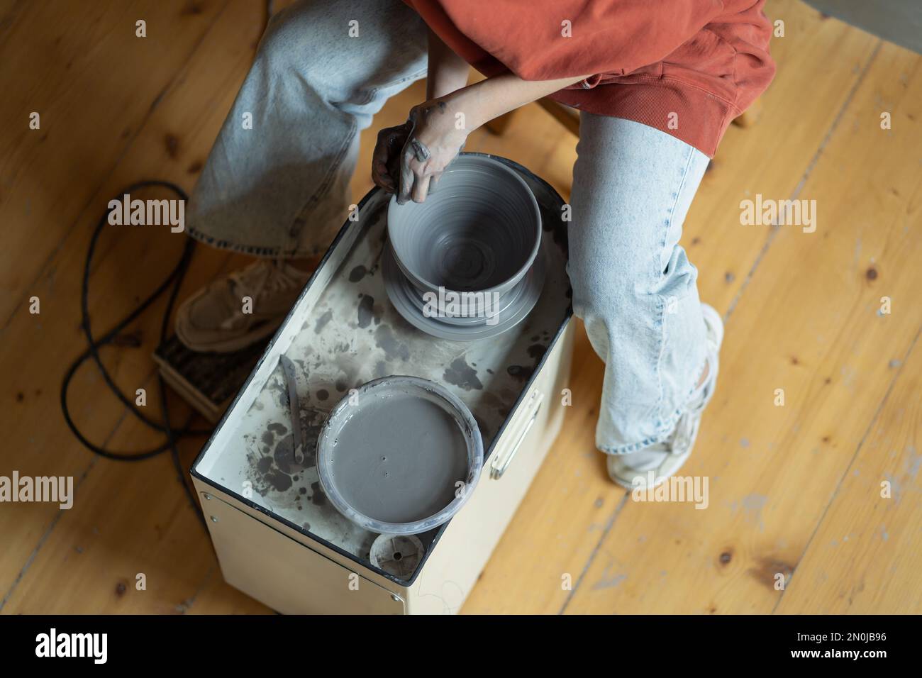 Artist sculpting from wet clay hi-res stock photography and images - Alamy