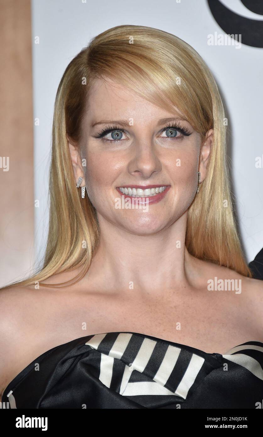 Melissa Rauch poses in the press room with the award for favorite ...