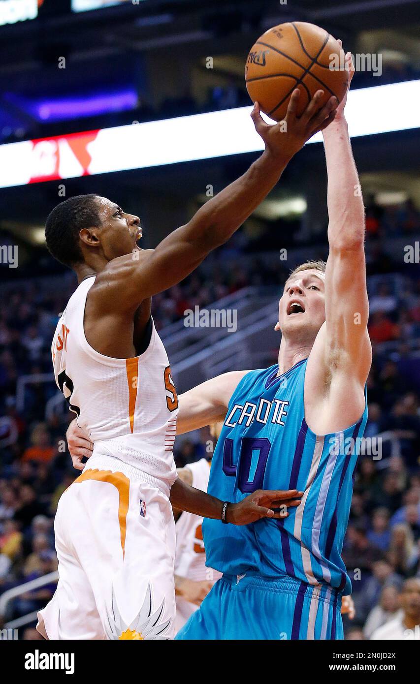 Charlotte Hornets' Cody Zeller (40) defends as Phoenix Suns' Brandon ...