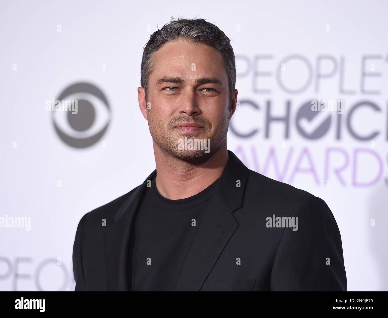 Taylor Kinney arrives at the People's Choice Awards at the Microsoft ...