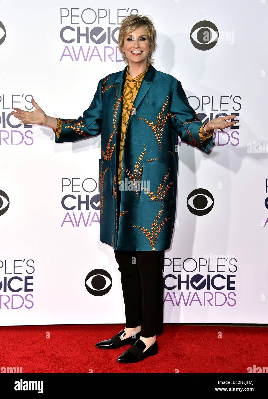 Jane Lynch arrives at the People's Choice Awards at the Microsoft ...
