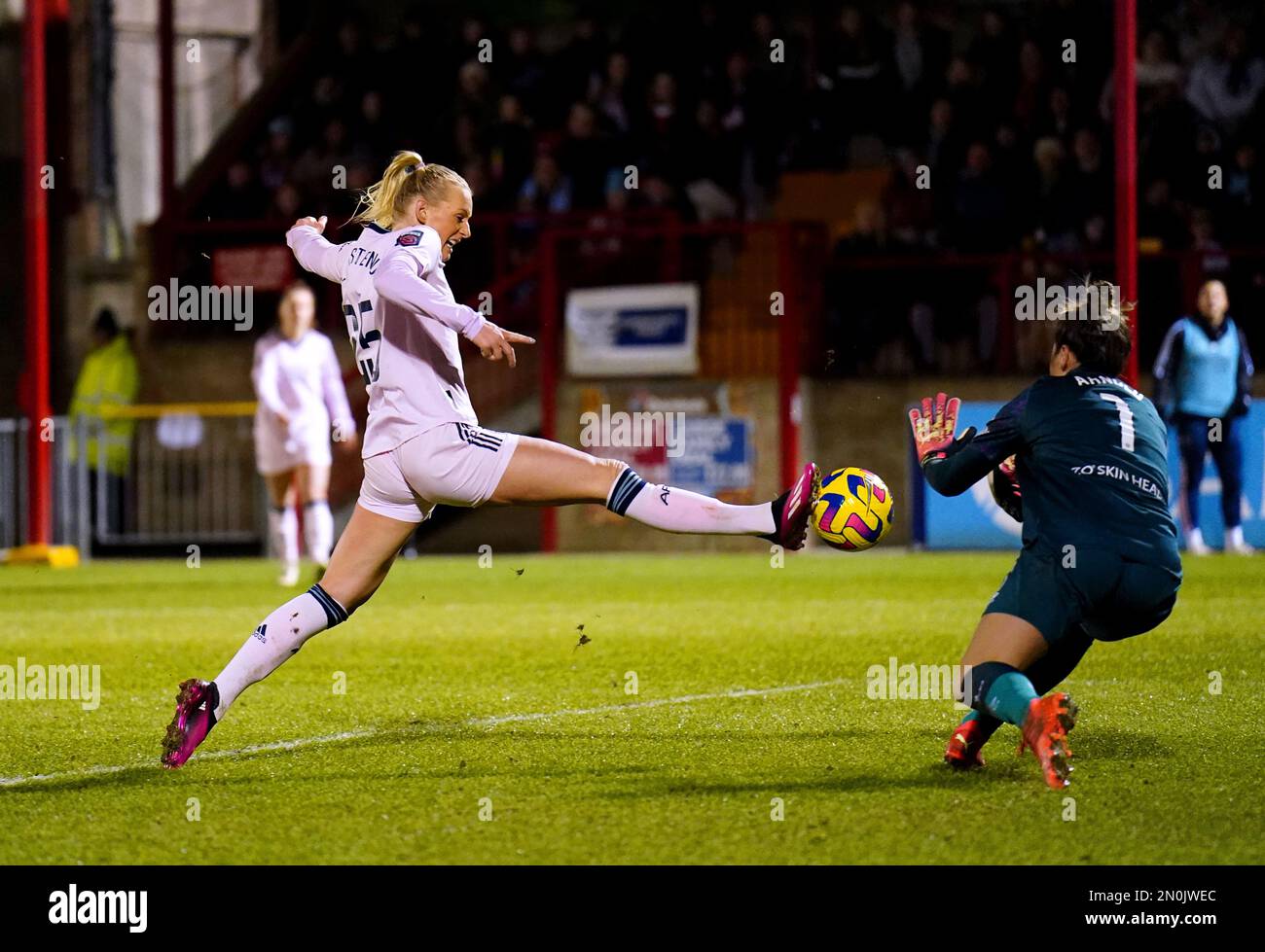 Mackenzie arnold west ham goalkeeper hi-res stock photography and ...