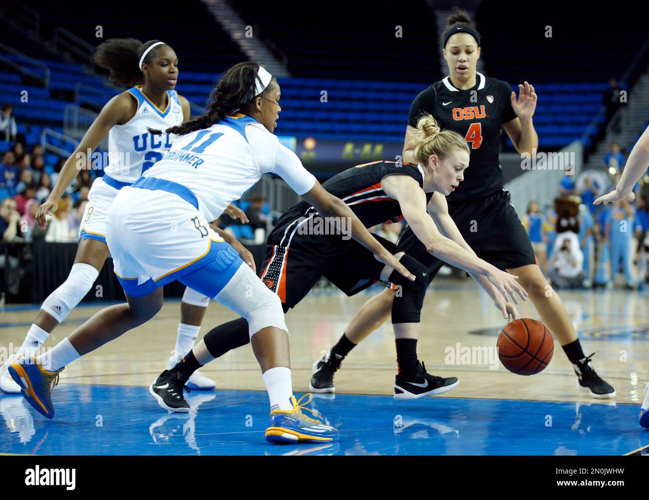 Oregon State' Jamie Weisner, second right, reaches for a loose ball ...