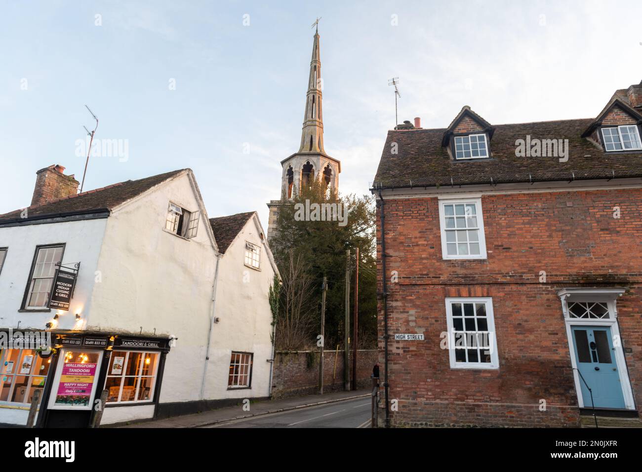 The high street in Wallingford, Oxfordshire, with St Peter's Church in ...