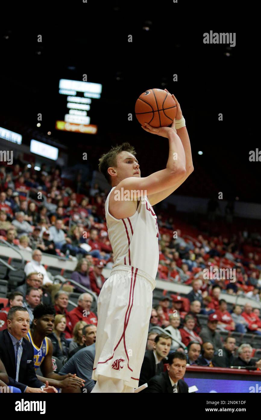 Washington State's Josh Hawkinson (24) shoots during the first half of ...