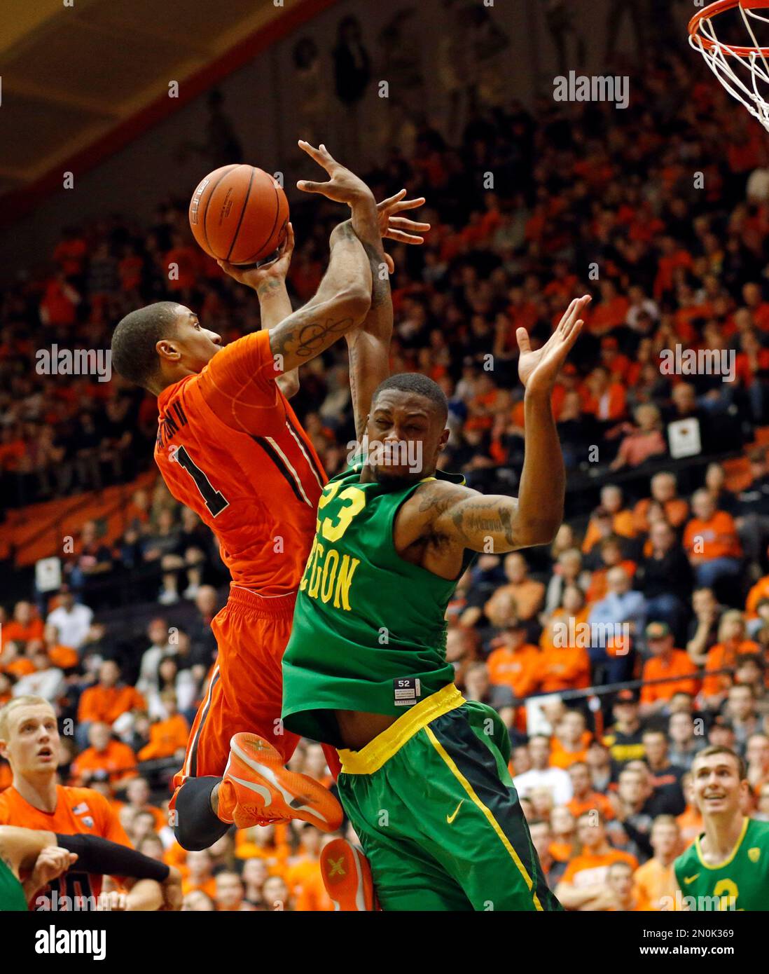 Oregon State's Gary Payton II, left, shoots over Oregon's Elgin Cook in ...