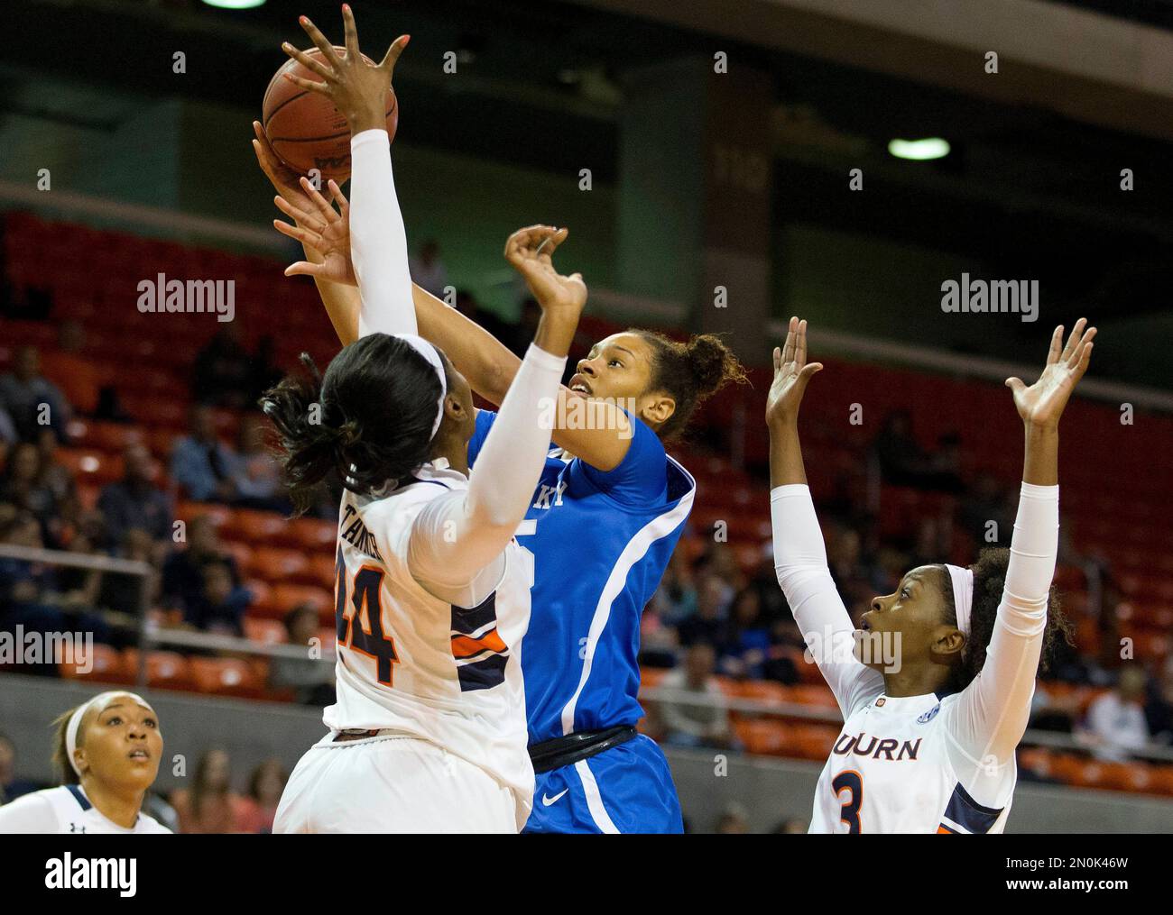 Kentucky forward Alexis Jennings (35) shoots and scores against Auburn ...