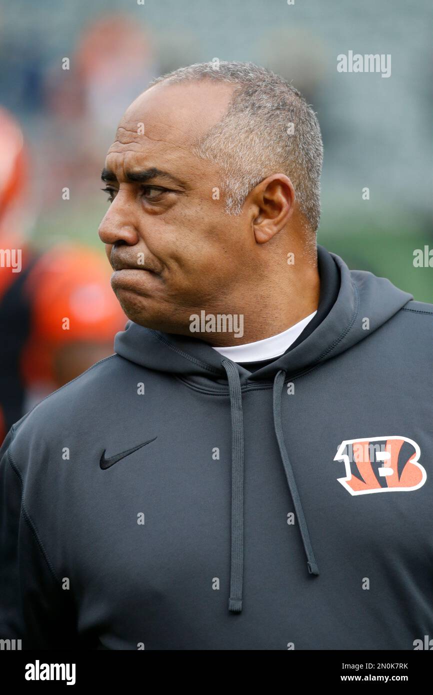 Cincinnati Bengals head coach Marvin Lewis works the field during ...