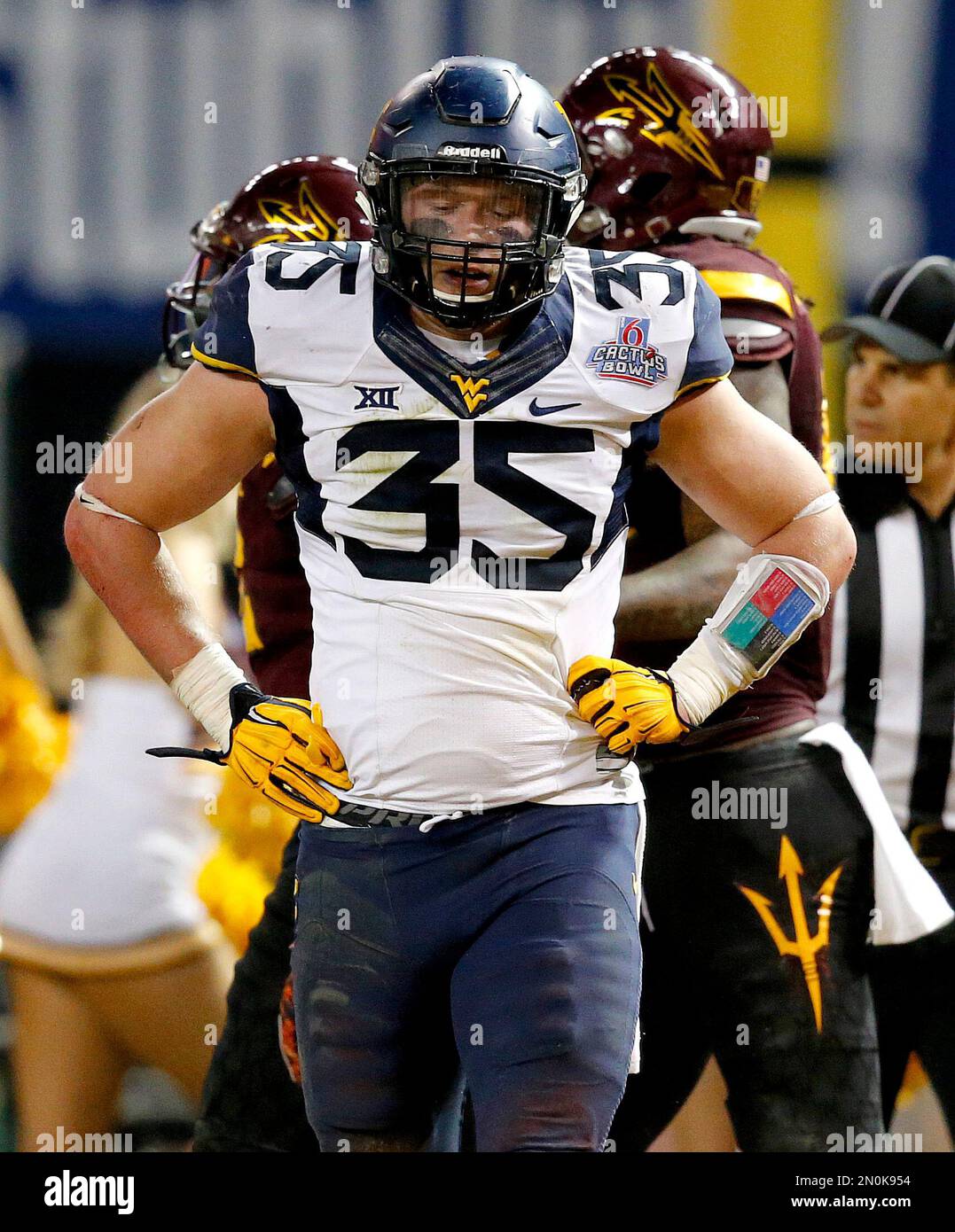 West Virginia linebacker Nick Kwiatkoski (35) walks to his bench after ...