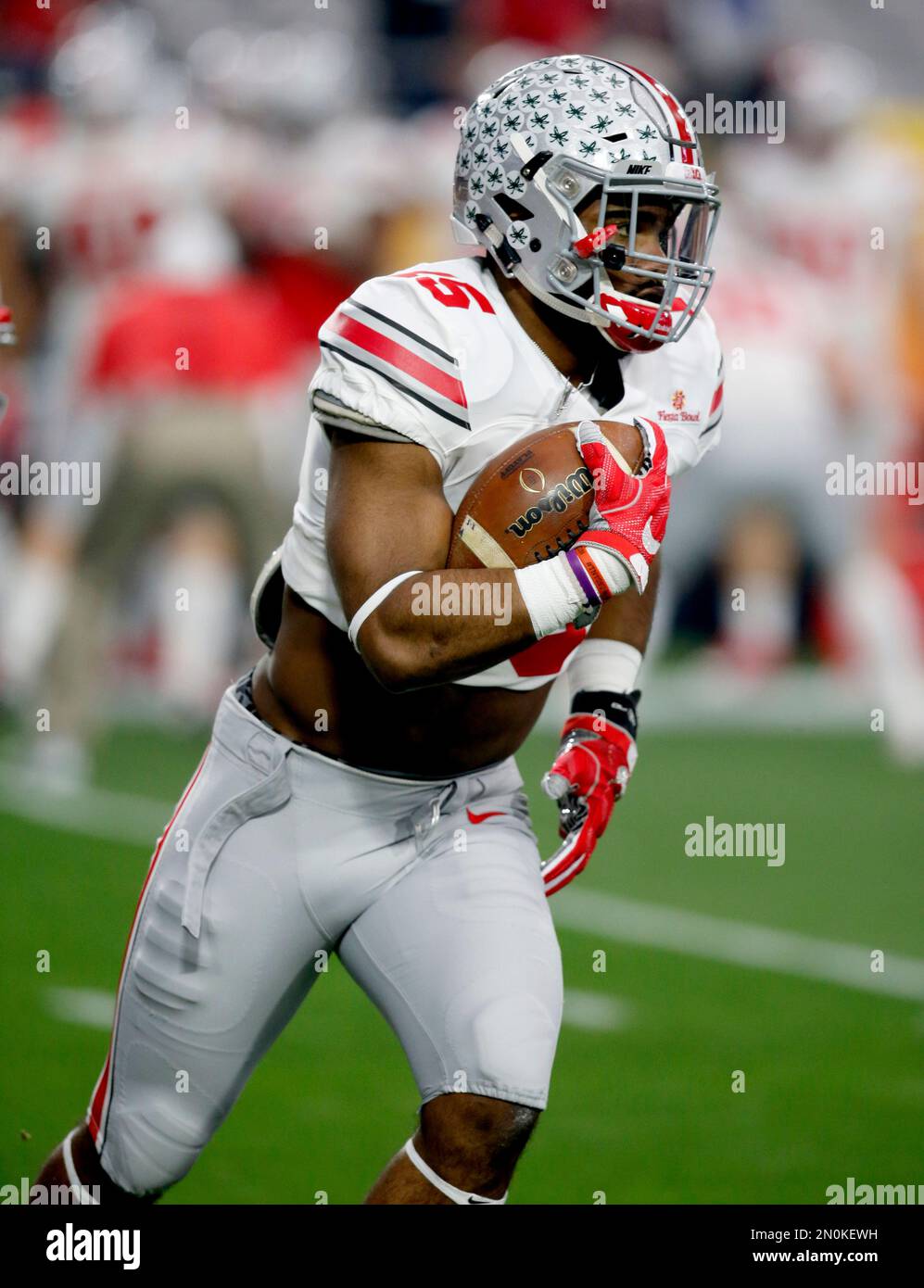 Ohio State running back Ezekiel Elliott (15) warms up prior to the ...