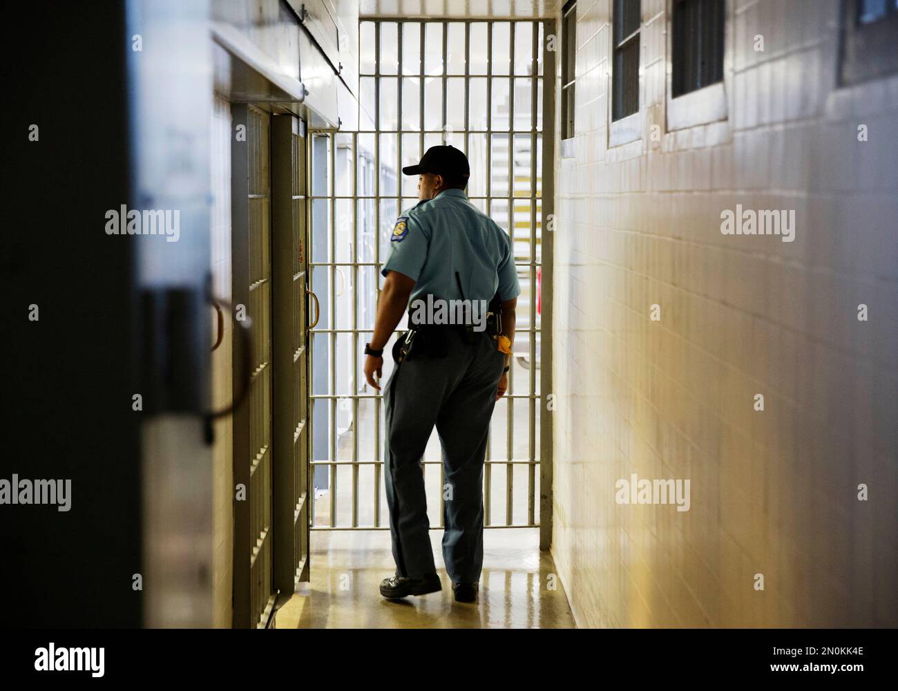 Sgt. Andrew Archie walks through death row at the Georgia Diagnostic ...