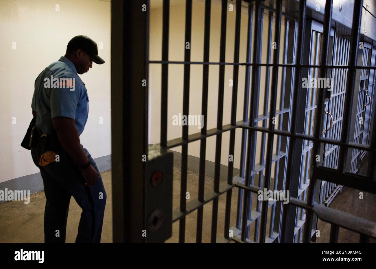 Sgt. Andrew Archie walks through death row at the Georgia Diagnostic ...