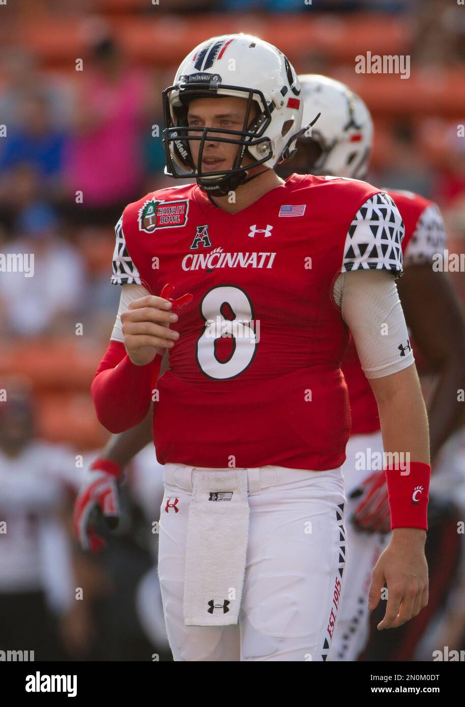 Cincinnati quarterback Hayden Moore (8) looks over to the sidelines ...