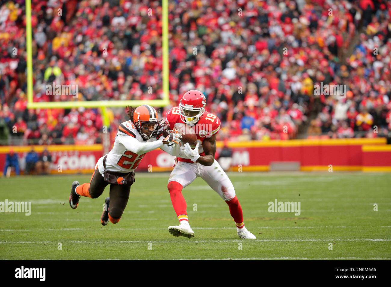Kansas City Chiefs wide receiver Jeremy Maclin (19) makes a catch ...