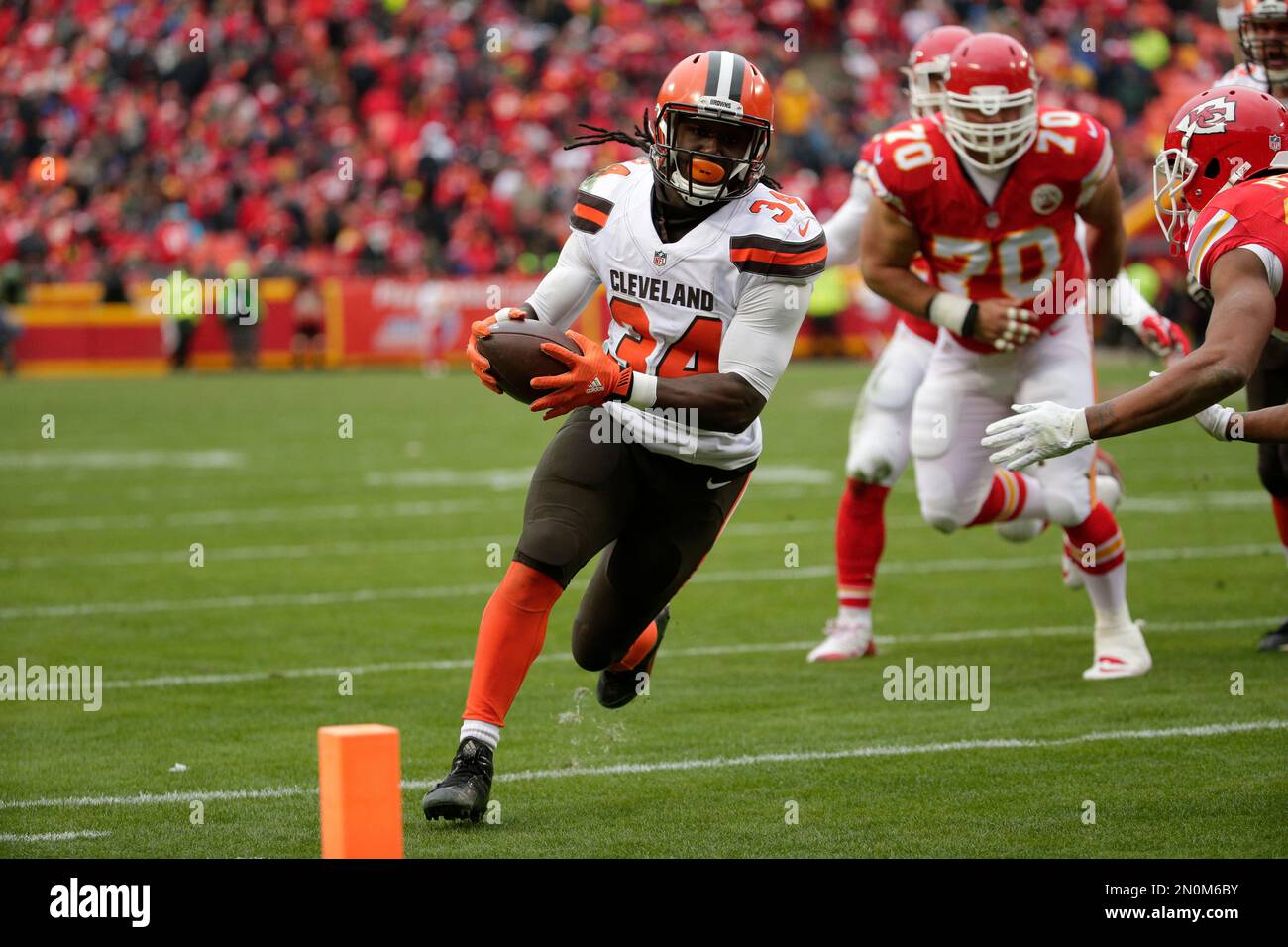 Cleveland Browns running back Isaiah Crowell (34) runs for a touchdown ...