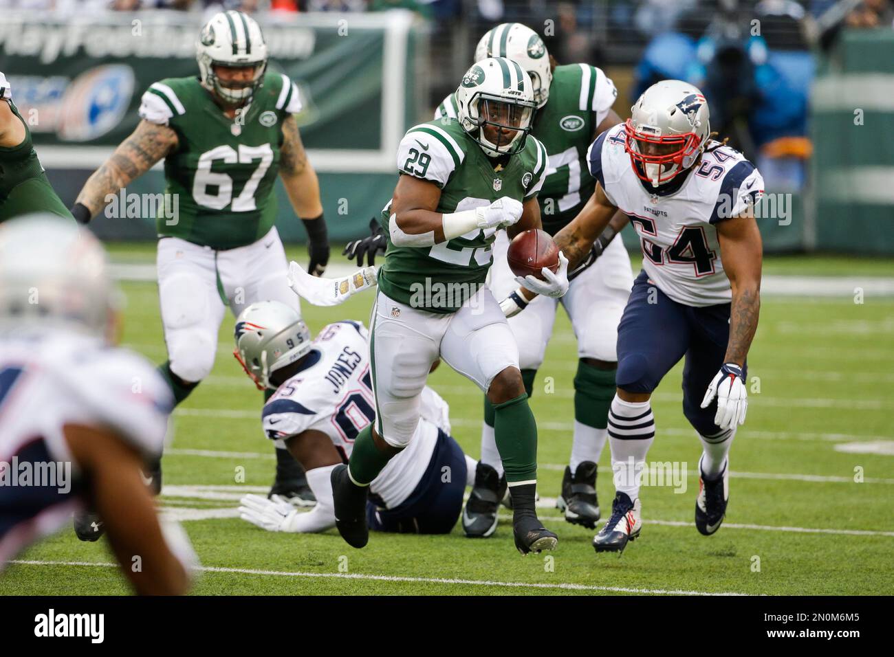 New York Jets running back Bilal Powell (29) rushes past New England ...
