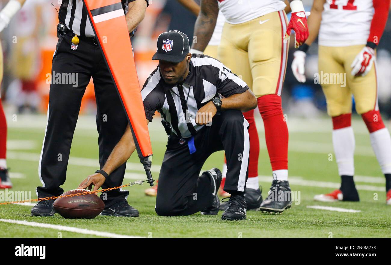 Field judge John Jenkins waits for the measurement during the first ...