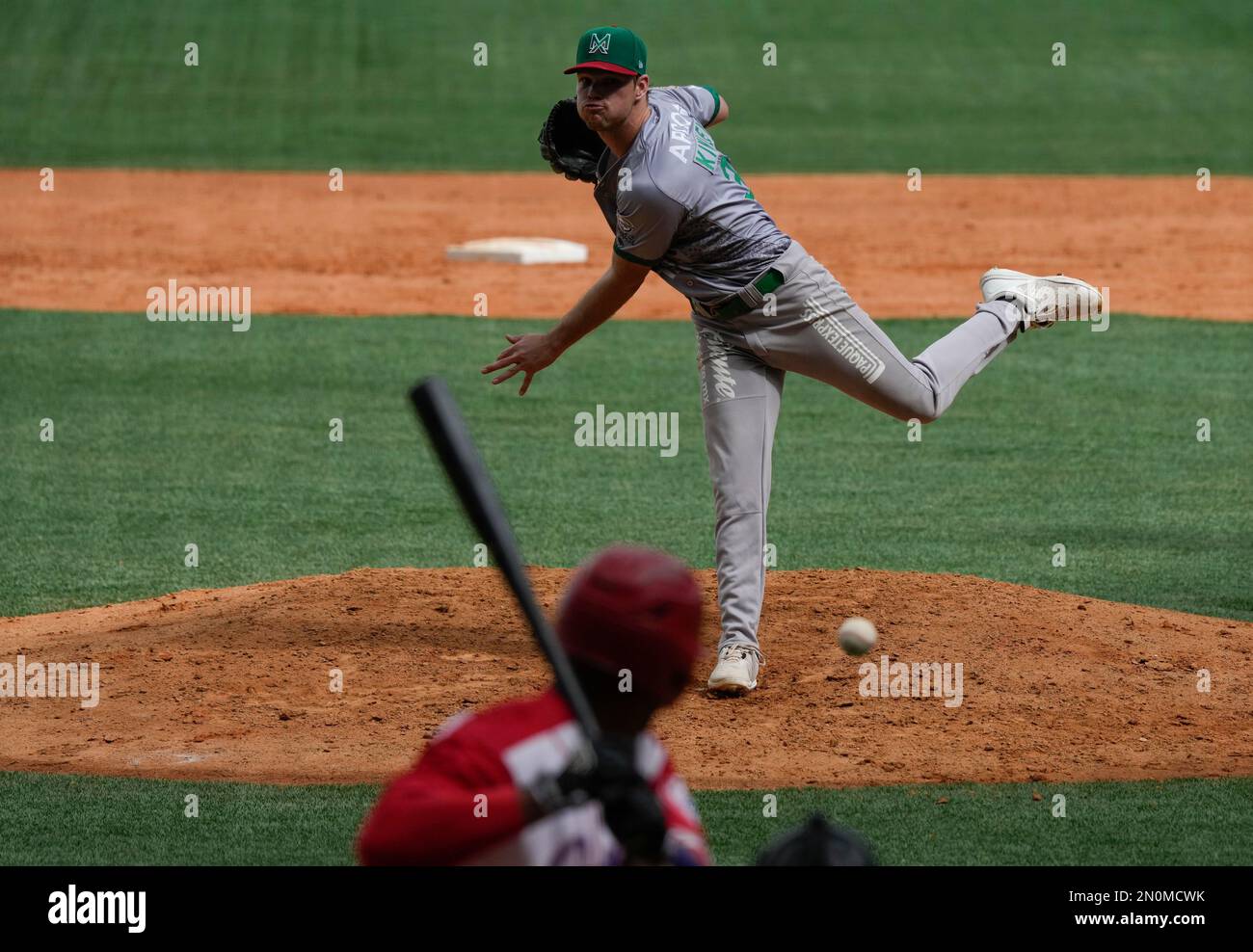Mexico's Jeffrey Patrick Kinley pitches during the first inning against ...