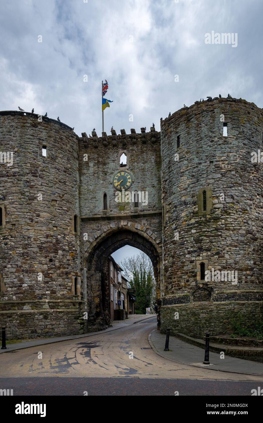 RYE, ENGLAND - APRIL 19th, 2022 : The Landgate, fortified entrance ...